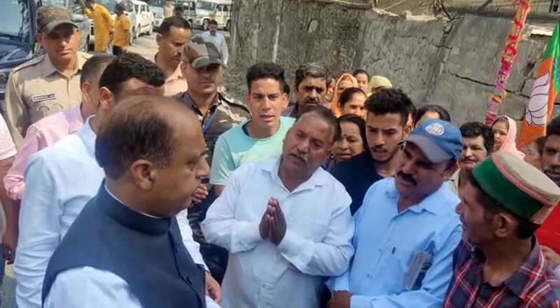 Mandi News: पंडोह डैम विस्थापितों को मिलेंगे हक, काफिले को बीच सड़क रोक ...