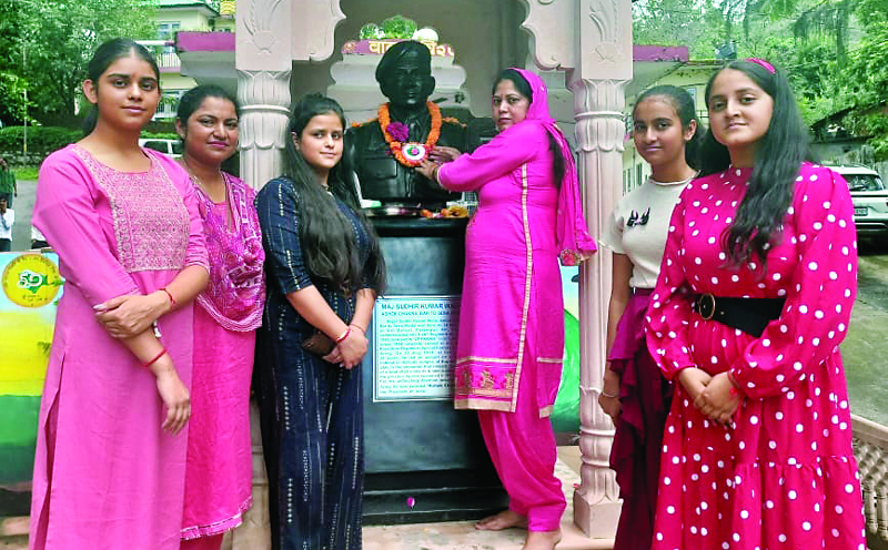 शहीदों की प्रतिमाओं को बांधी राखी - Divya Himachal