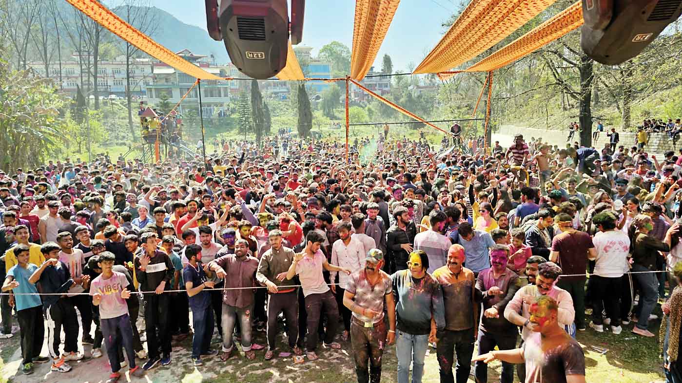 होली... सुखदेव वाटिका में डीजे पर धमाल - Divya Himachal