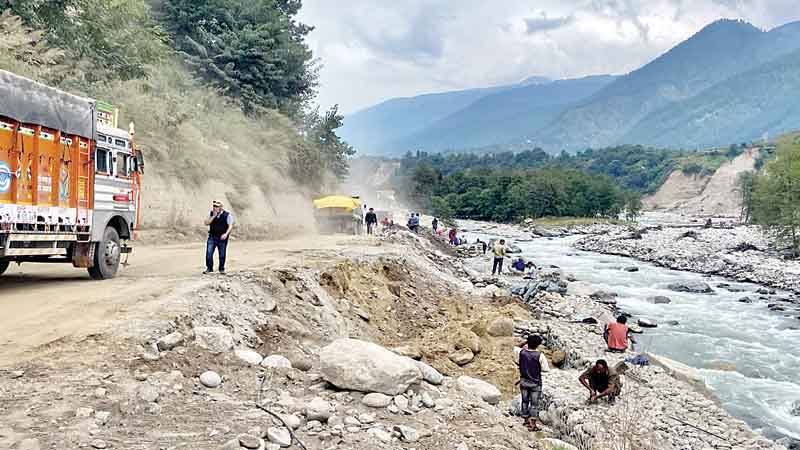 Kullu News: मनाली-लेह सडक़ पर दौड़ी गाडिय़ां, चार दिन बाद मार्ग खुलने ...