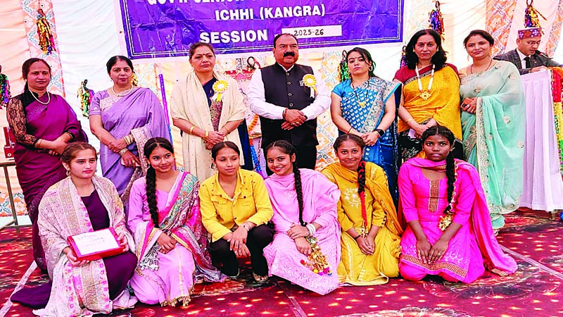 निशु मोंगरा ने नवाजे इच्छी स्कूल के मेधावी - Divya Himachal